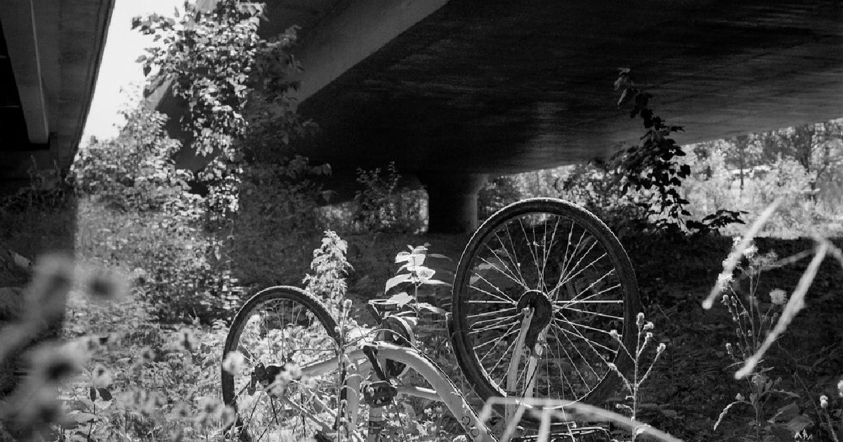 Fan Xia - Under The Bridge | LensCulture